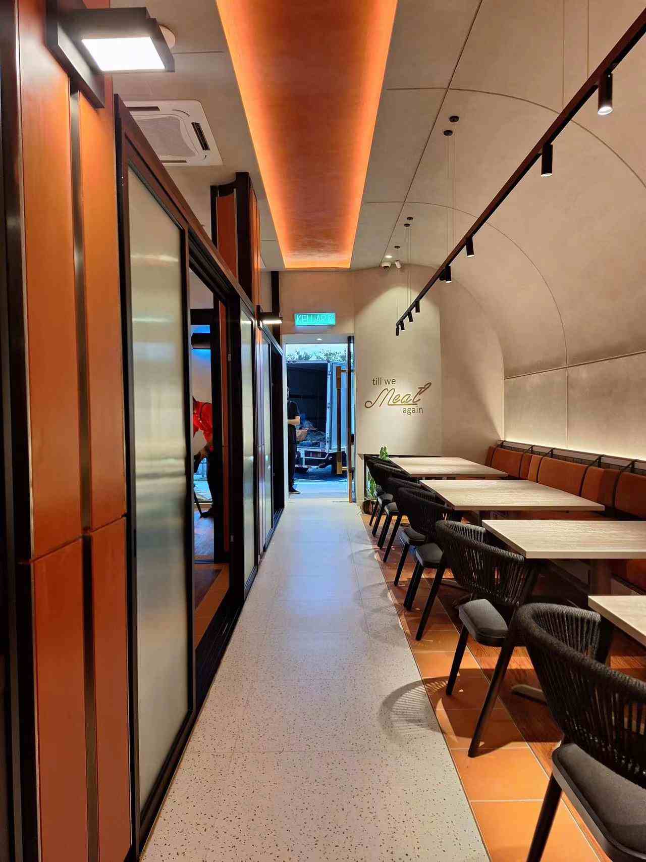 Rope Chair Integrated Into Restaurant Dining Space - jiemei